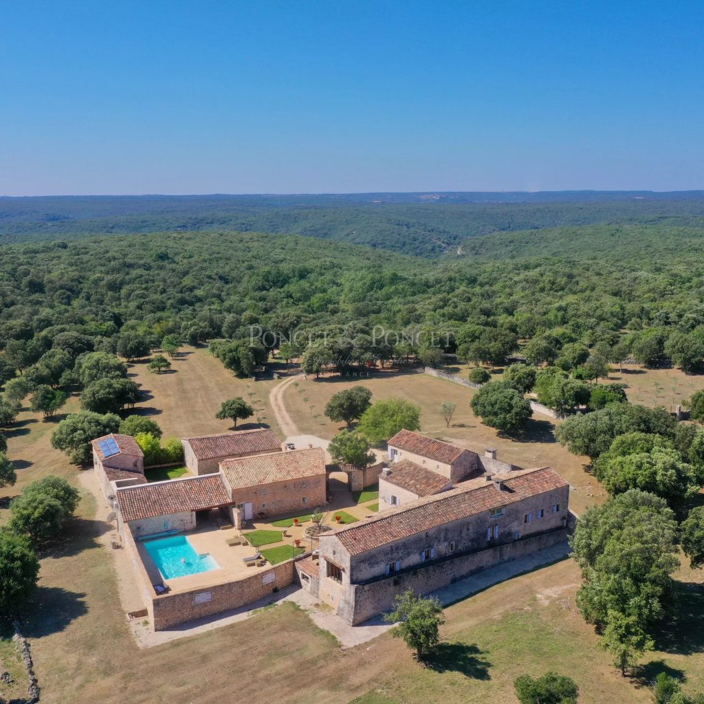 Pays d’Uzès - Domaine de 900 m2 entièrement rénové sur 400 hectares de ...