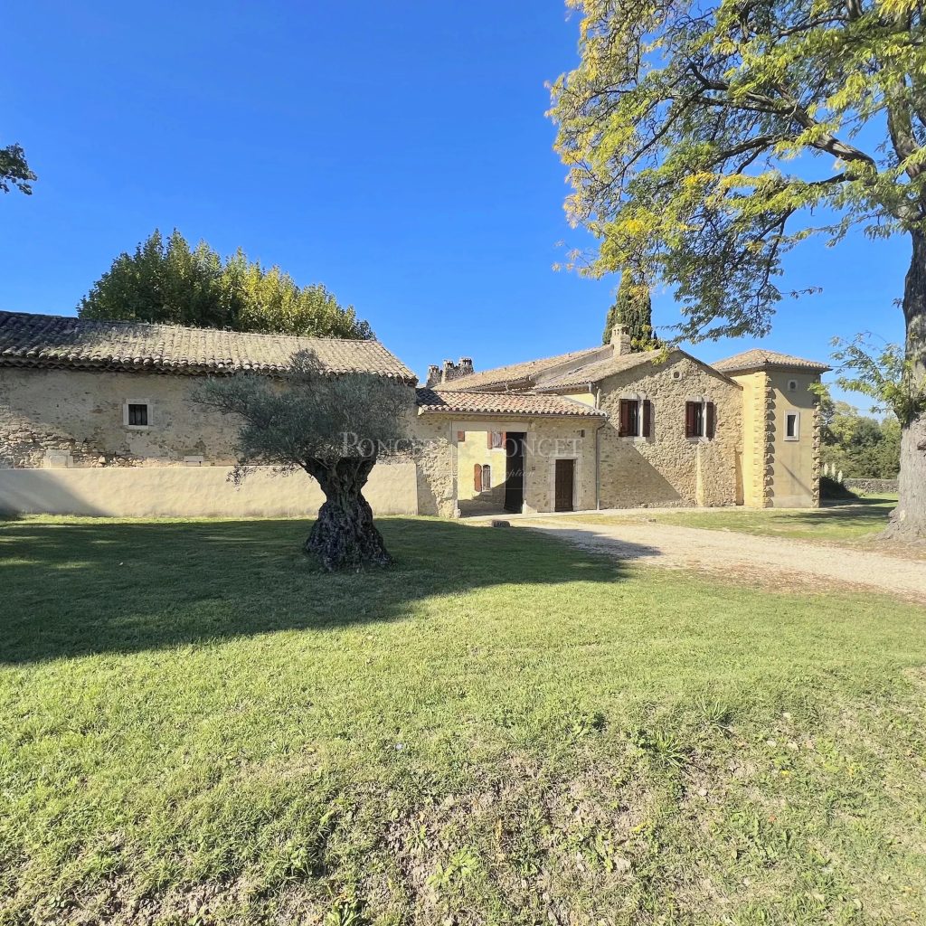 Domaine historique de 39 hectares avec chapelle classée et sources ...